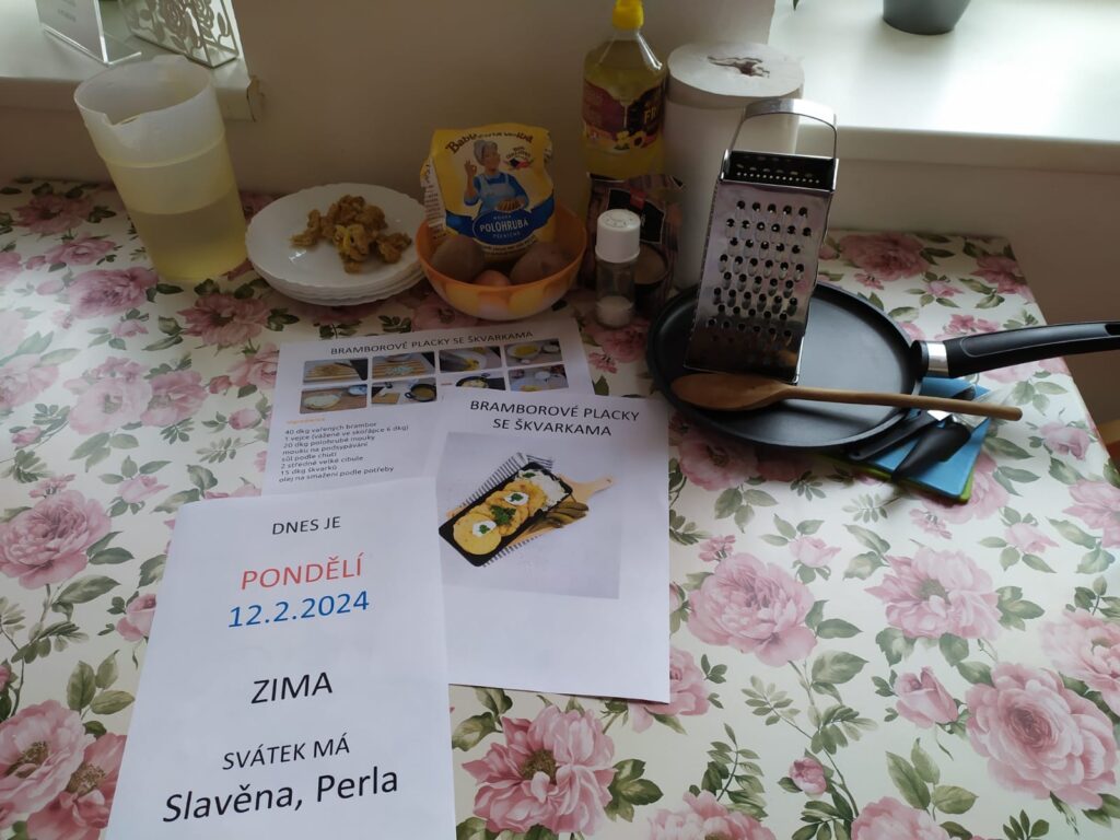 SMYSLOVÁ AKTIVIZACE NA TÉMA: BRAMBOROVÉ PLACKY SE ŠKVARKAMA - DPS Světlo